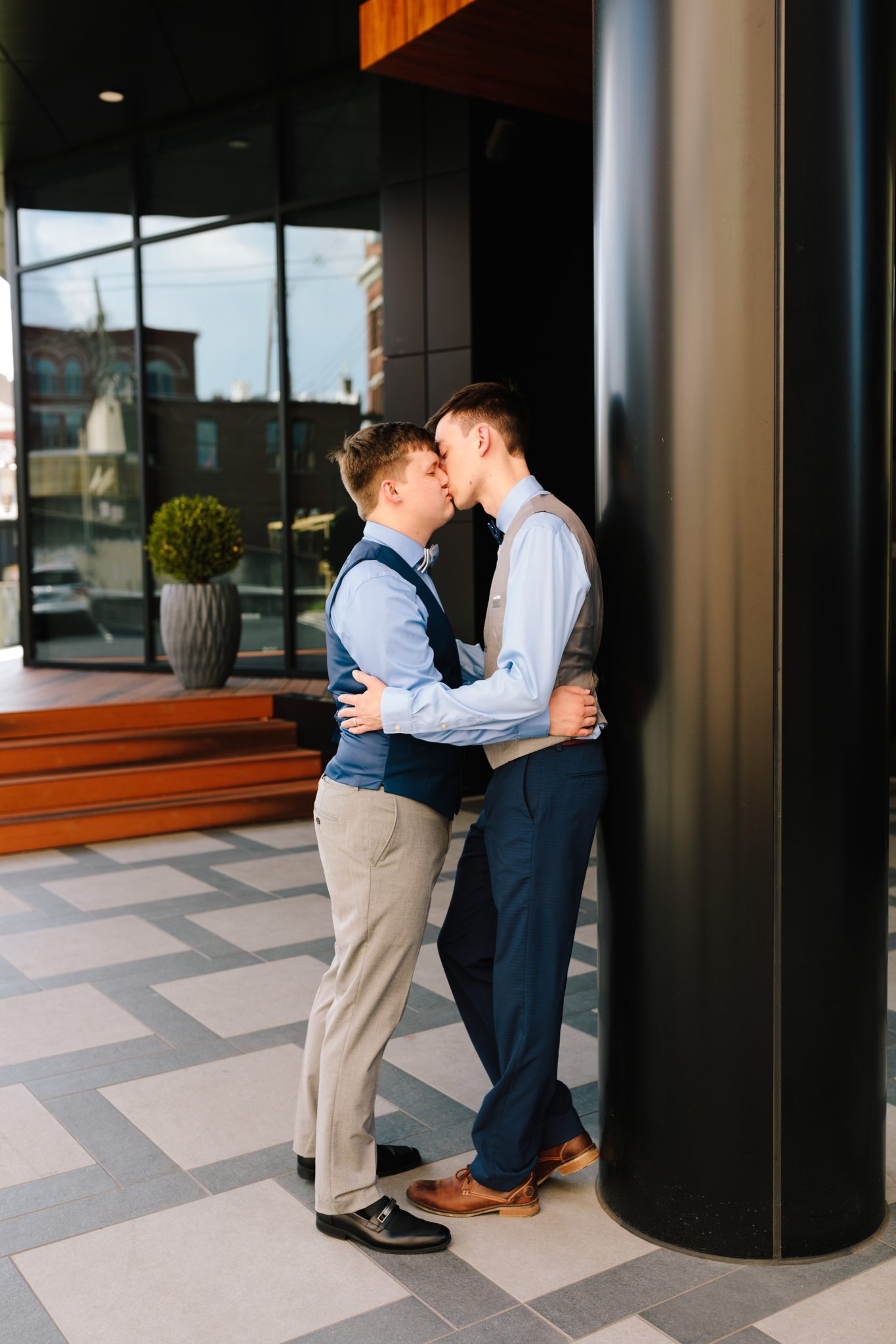 Summer Wedding at 425 Downtown in Springfield, MO - Natalie Nichole